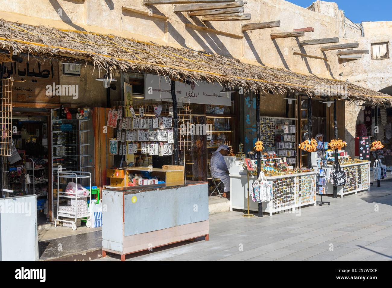 Doha, Qatar - 4 janvier 2025 : le souk Waqif animé, avec ses étals ...