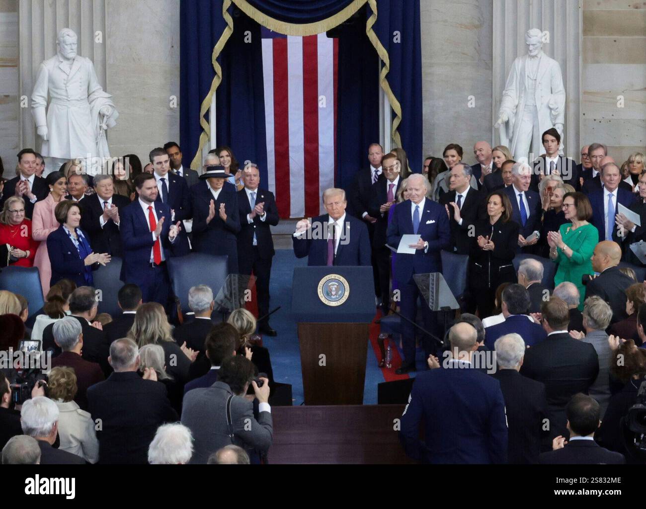 Le président américain Donald Trump lève le poing après avoir prêté ...