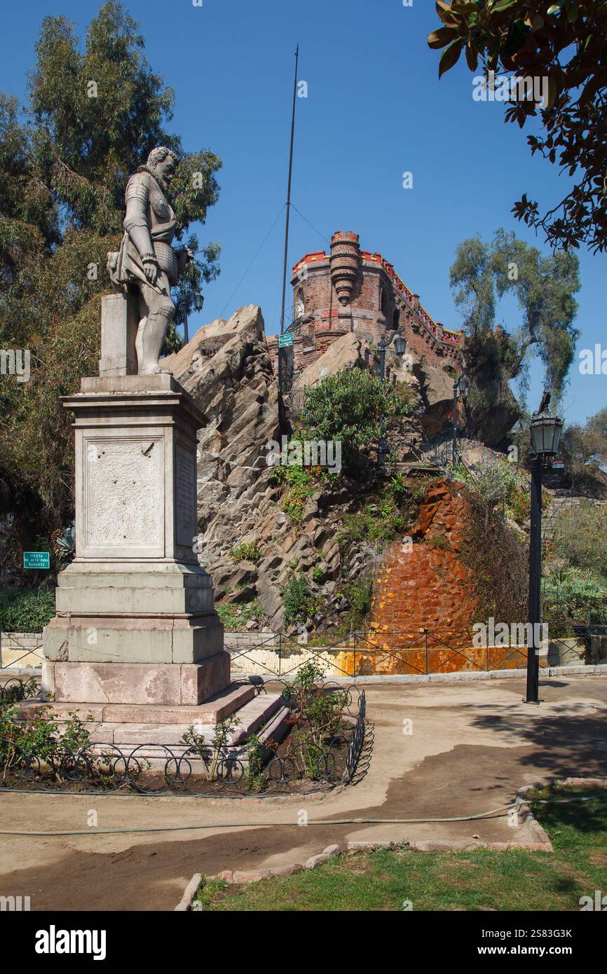 Le monument Pedro de Valdivia et Castillo Hidalgo ruines fortfied ...