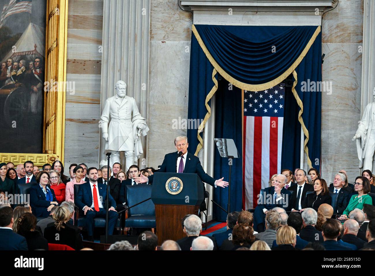 Le président Donald Trump prend la parole tandis que le vice-président ...