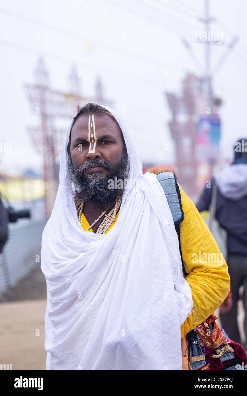 Mahakumbh, Portrait de sadhu baba mâle sacré participant à maha kumbh ...