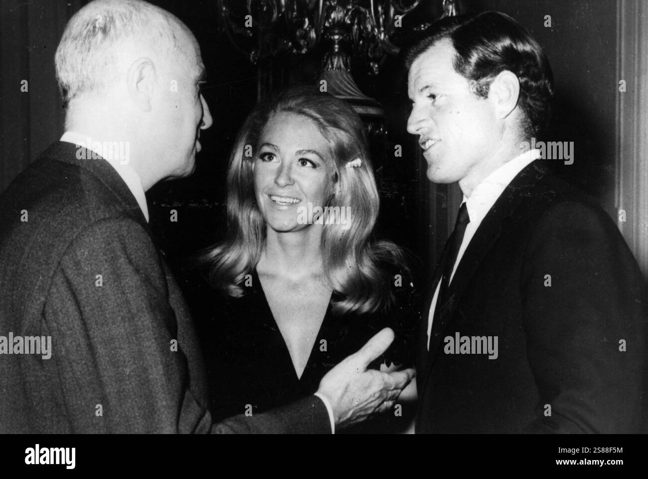 Joan bennett kennedy et ted Banque de photographies et d’images à haute ...