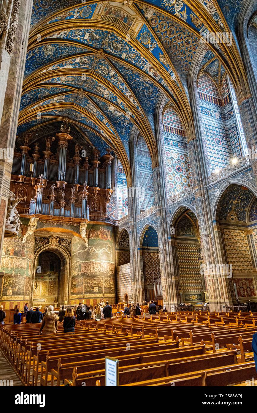 Superbe vue intérieure de la cathédrale Sainte-Cécile à Albi, Occitanie ...
