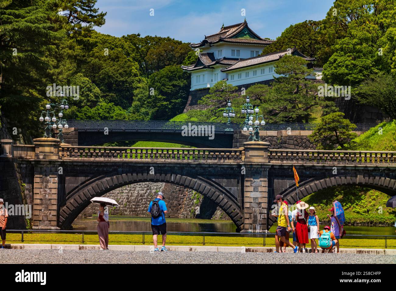 Tokyo, Japon - 15 juin 2024 : le Palais impérial, le Nijubashi qui sont deux ponts qui forment ...