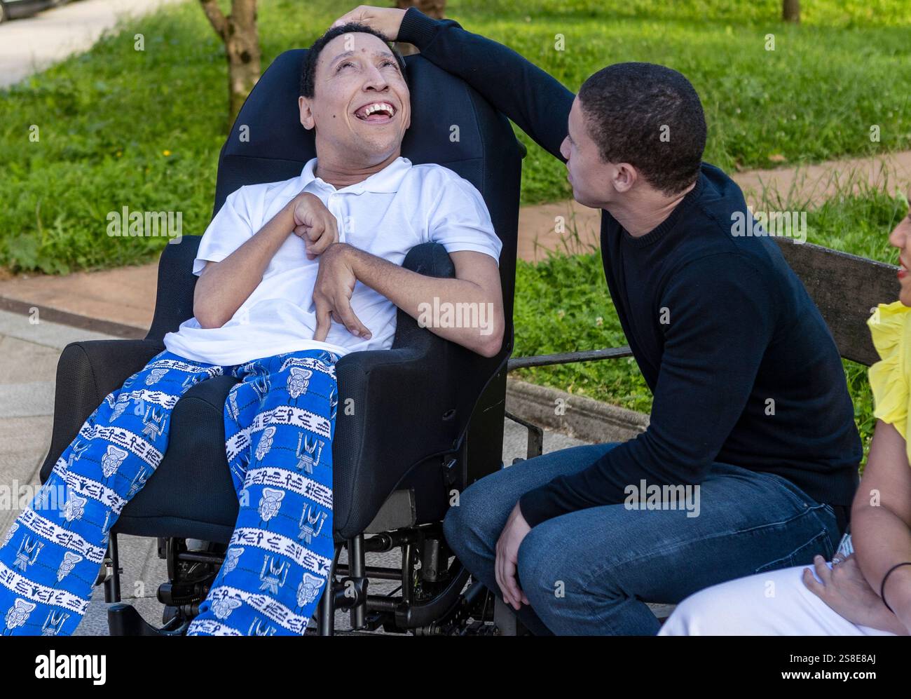Une scène réconfortante de frères et sœurs camerounais et espagnols qui ...