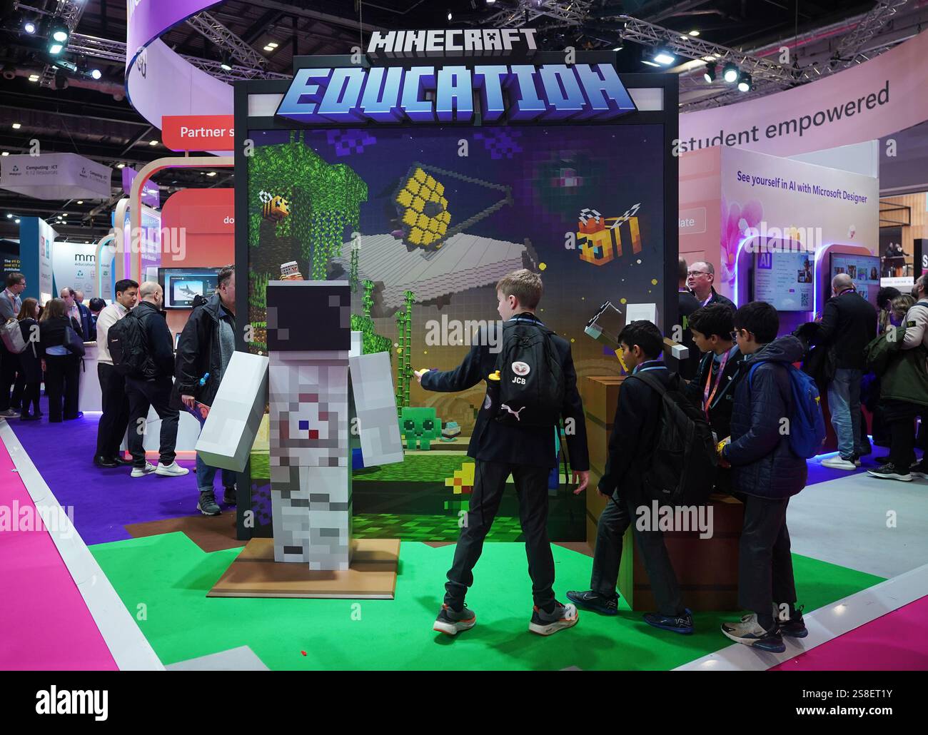 L'exposant Microsoft présente Minecraft Education lors de la conférence ...