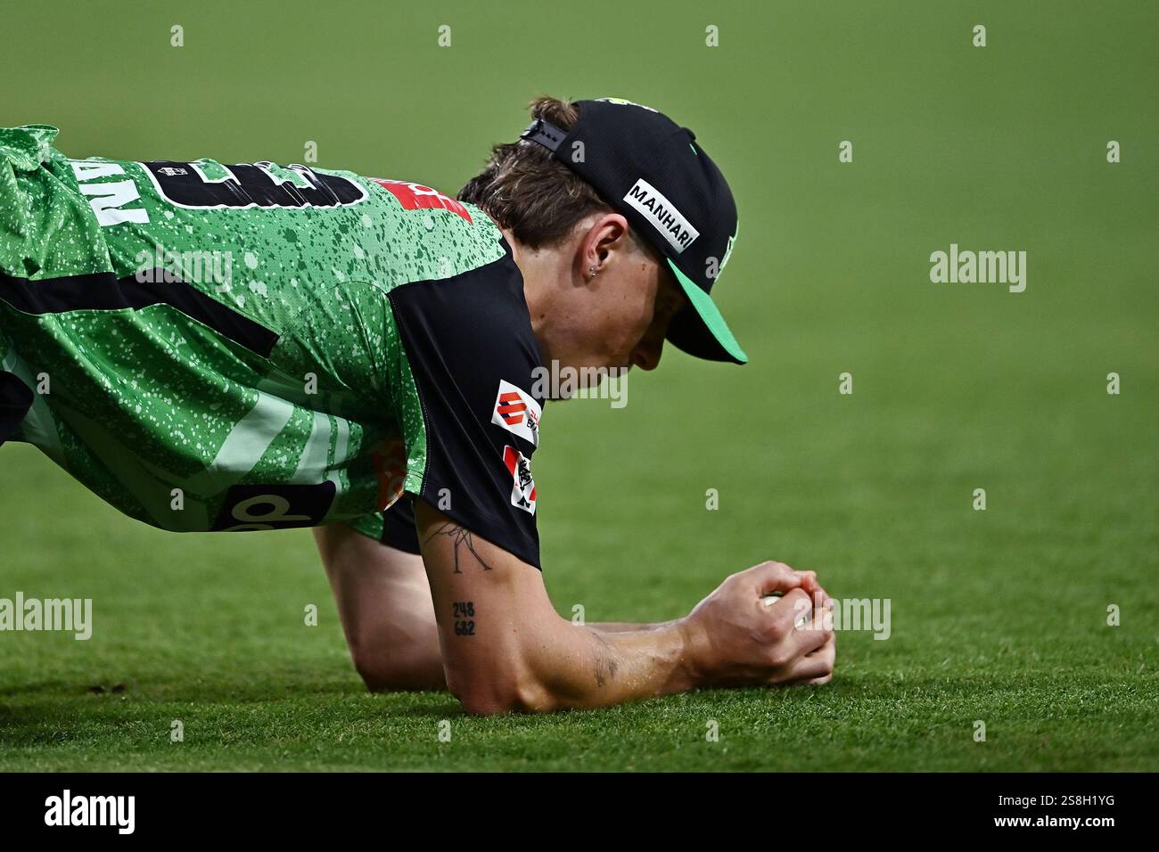 Tom Curran des Melbourne Stars prend la main pour renvoyer Sam Billings ...