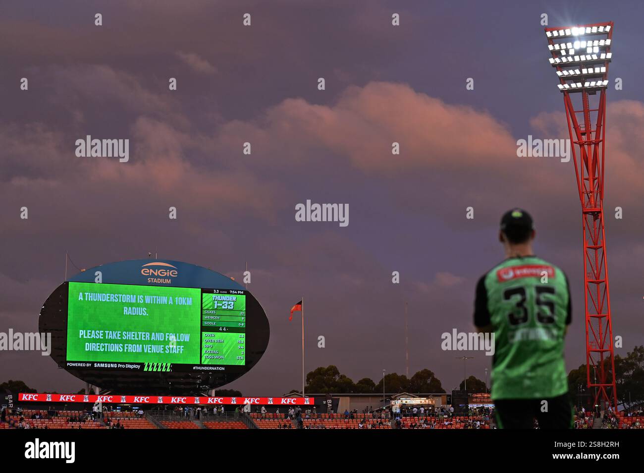 Hilton Cartwright des Melbourne Stars regarde car le jeu est ...