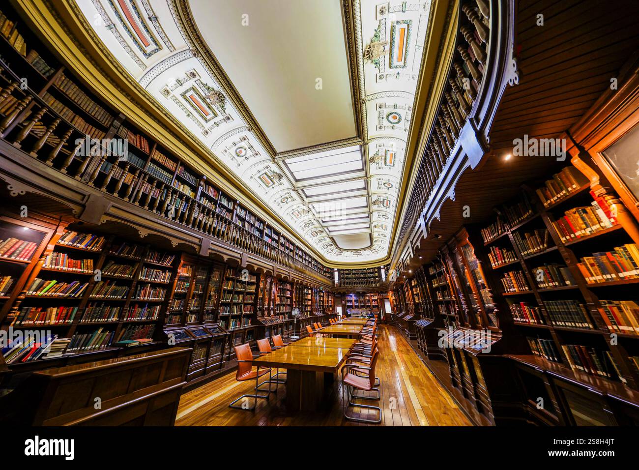 Bibliothèque en bois dans le Palais minier, Faculté d'ingénierie, UNAM ...