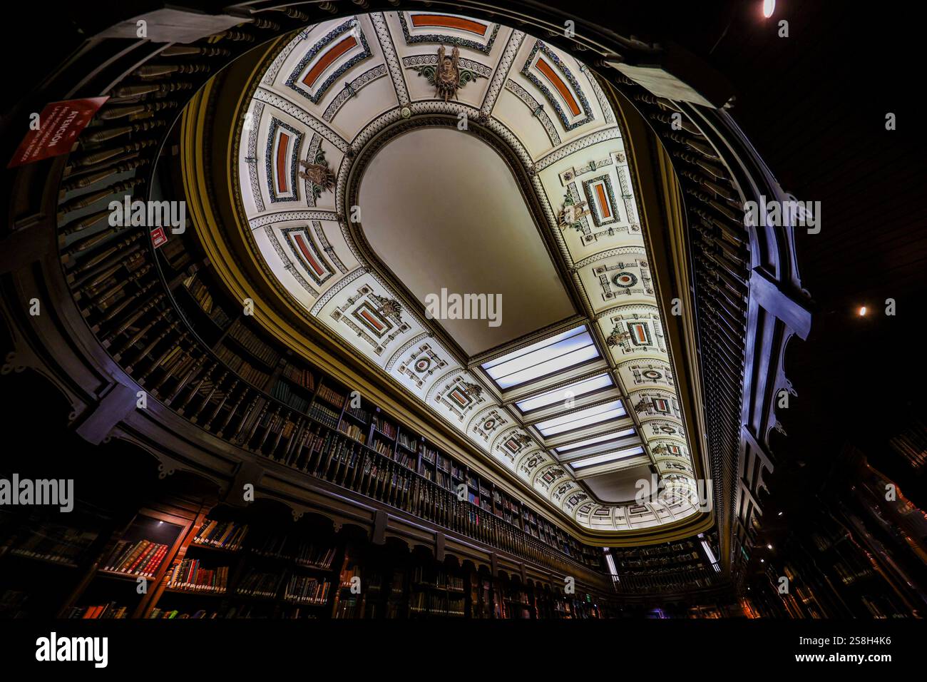 Bibliothèque en bois dans le Palais minier, Faculté d'ingénierie, UNAM ...