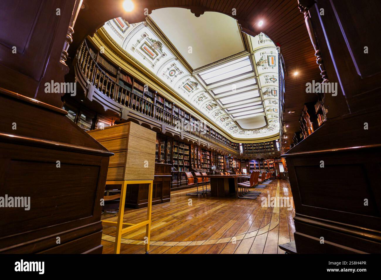 Bibliothèque en bois dans le Palais minier, Faculté d'ingénierie, UNAM ...
