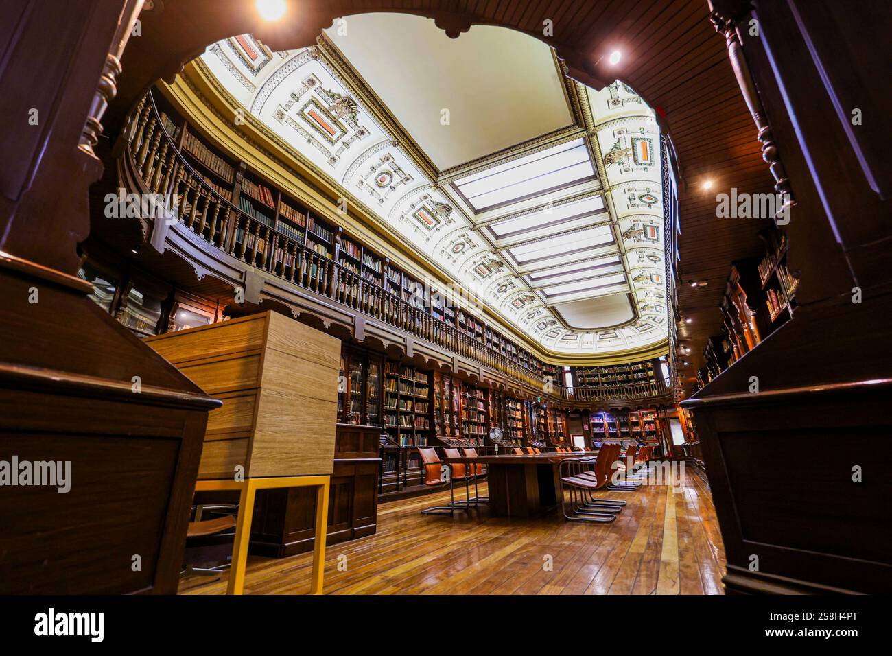 Bibliothèque en bois dans le Palais minier, Faculté d'ingénierie, UNAM ...