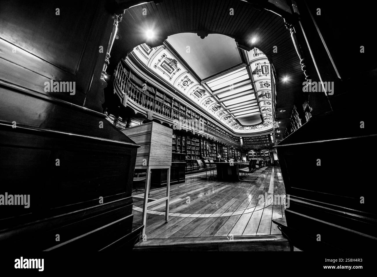 Bibliothèque en bois dans le Palais minier, Faculté d'ingénierie, UNAM ...