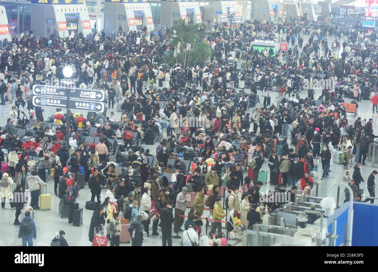 Les passagers attendent des trains à la gare de Hangzhoudong dans la ...