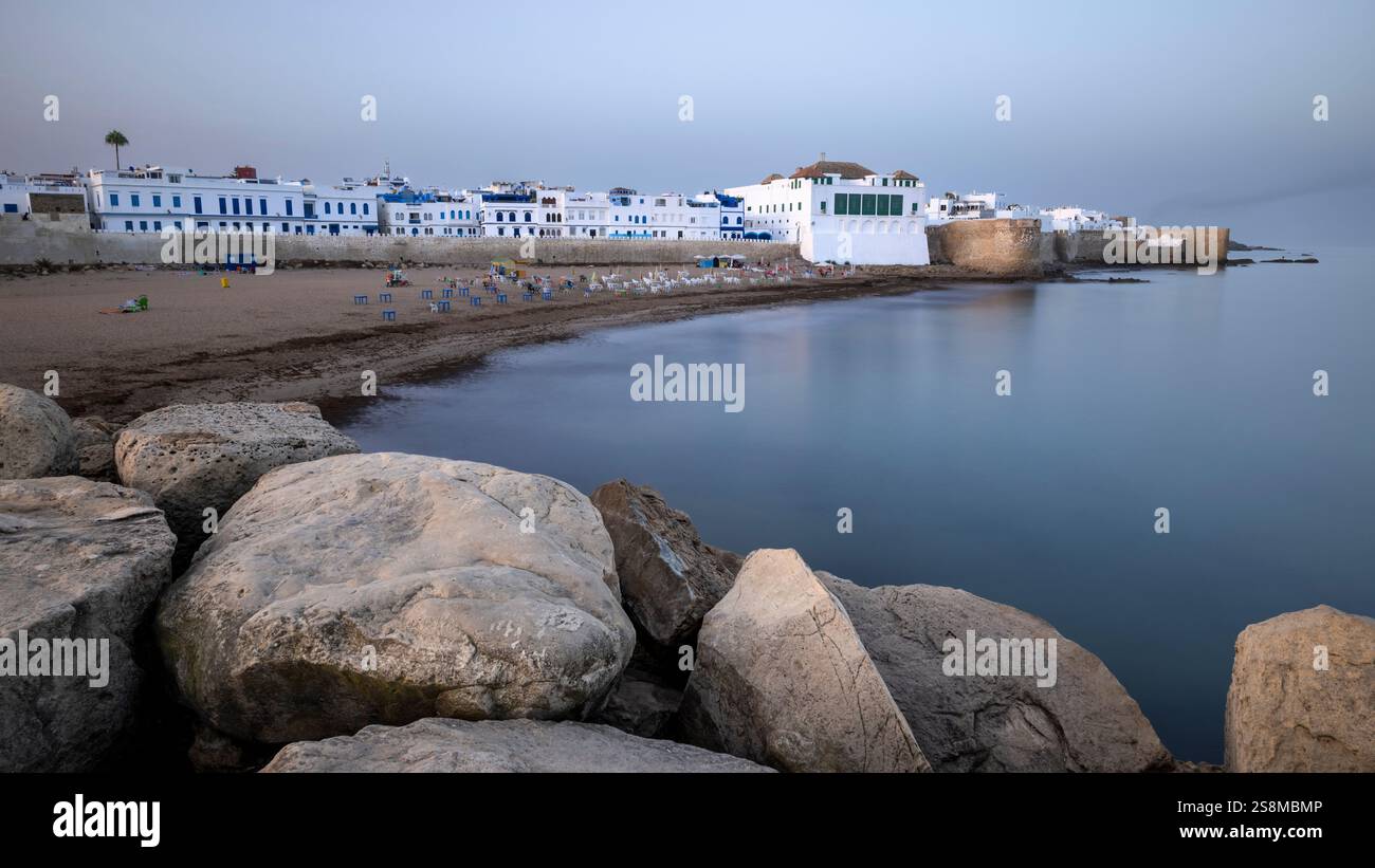 Asilah ou Assilah à l'aube. Lever de soleil sur la Médina d'une belle ...