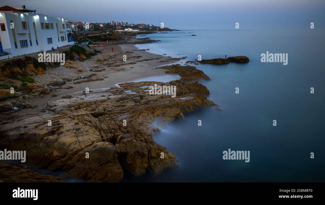 Asilah, Maroc. Plage marocaine sur l'océan Atlantique à l'aube. Lever ...