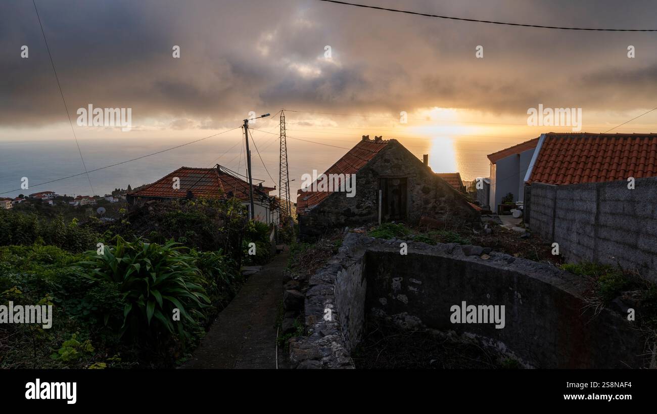 Maisons en pierre aux toits de tuiles Banque de photographies et d ...