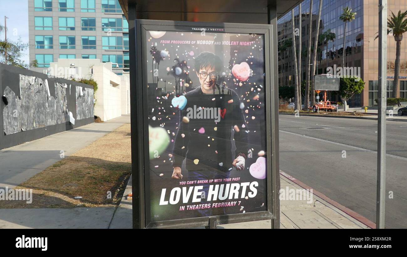 Los Angeles, Californie, USA 22 janvier 2025 Love Hurts bus Stop ...