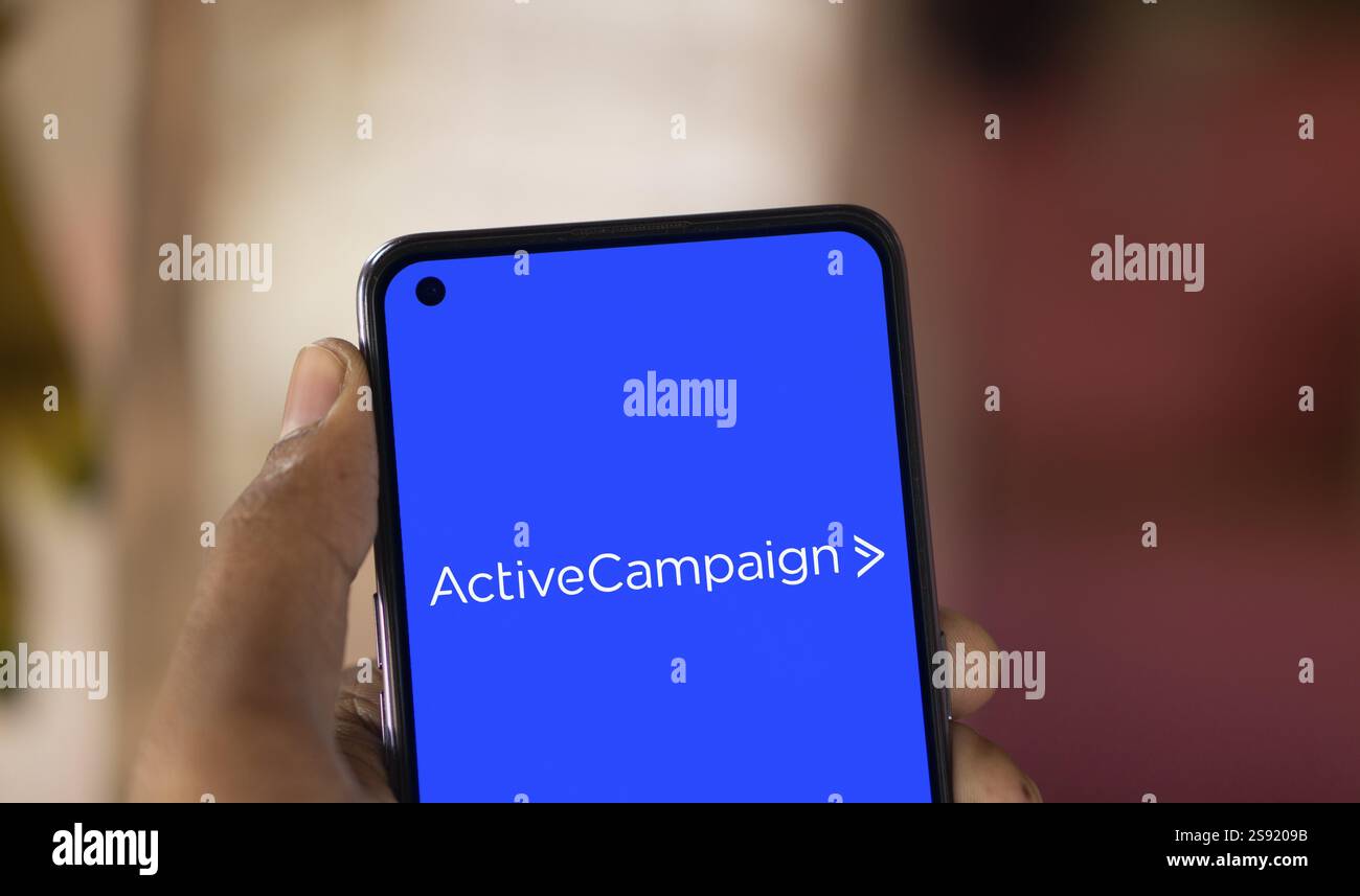 Dhaka, Bangladesh- 19 janvier 2025 : le logo Active compaign est affiché sur le smartphone ...