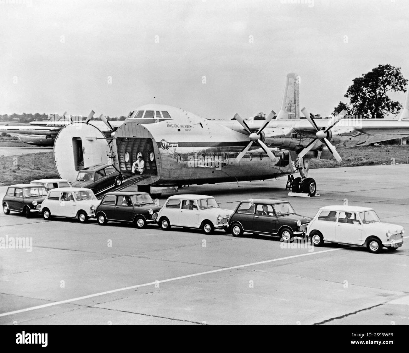 Huit BMC Mini Cars sortent de la soute de Armstrong Whitworth AW.650 ...