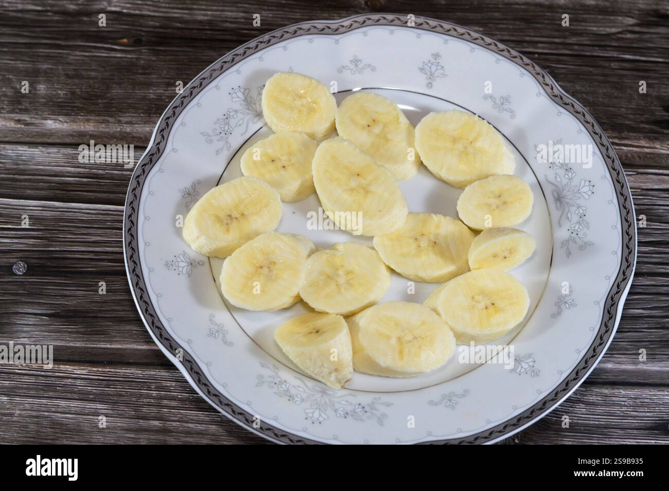 Le fruit de la banane, un fruit allongé et comestible, botaniquement ...