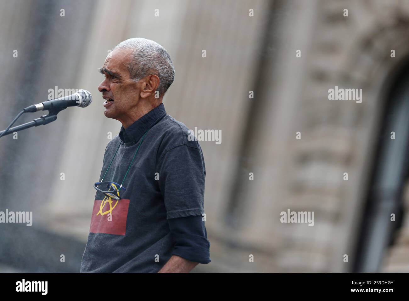 Un indigène parle avec passion dans un micro à l'extérieur du Parlement ...