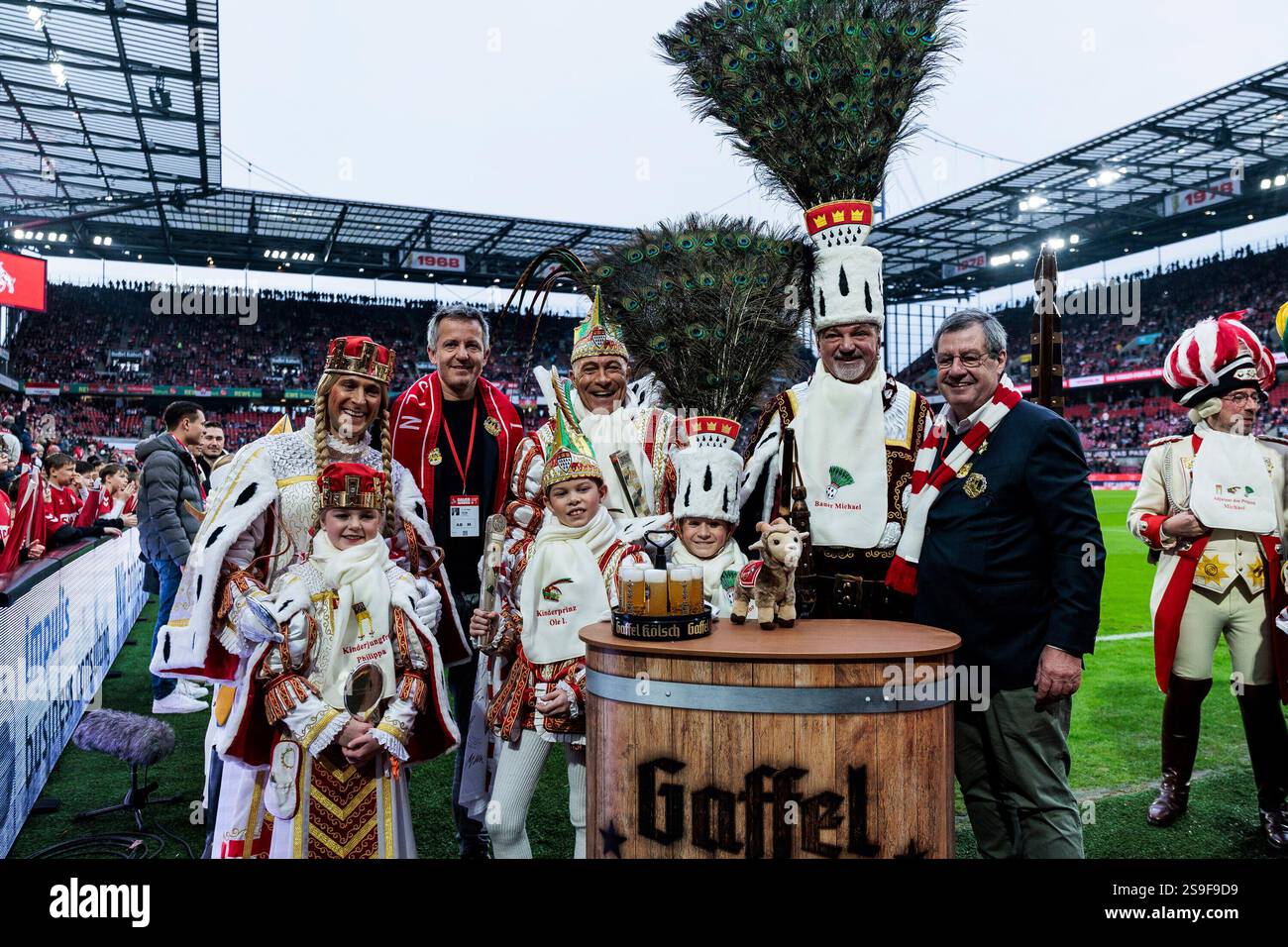 DAS K?lner Dreigestirn 2024 und das K?lner Kinderdreigestirn 2024 posieren mit Philipp T?roff ...