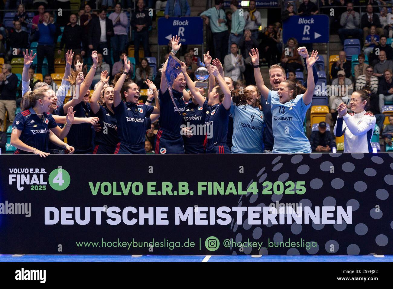 Team der Mannheimerinnen bejubeln die eutsche Meisterschaft 2025 mit ...