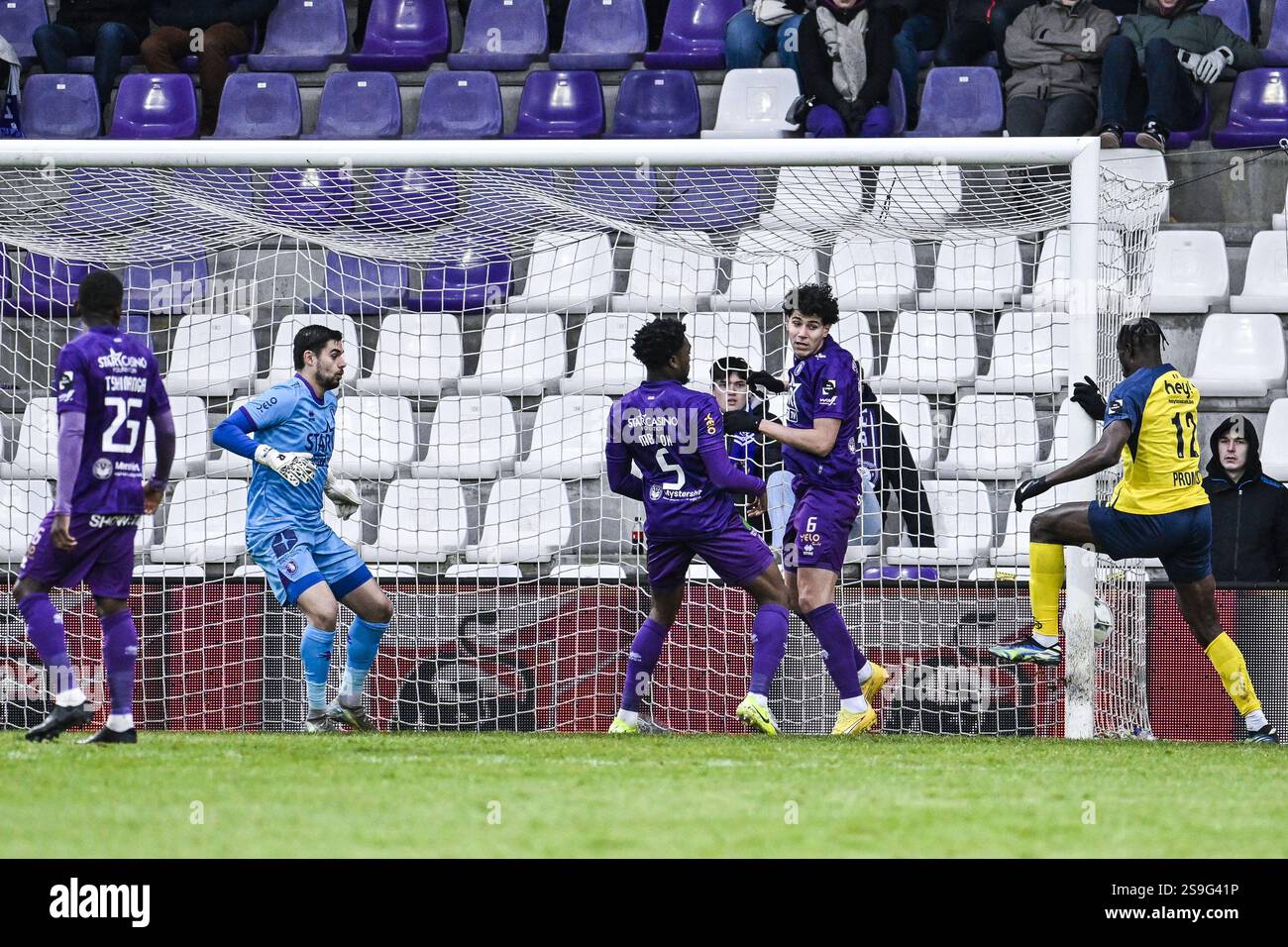 Le gardien de but de Beerschot, Nick Shinton, Loic MBE SOH de Beerschot ...