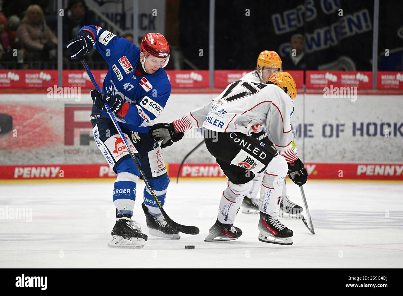 Alexander Karachun (Schwenninger Wild Wings #47) Ludwig Bystroem (Pinguins Bremerhaven #17 ...