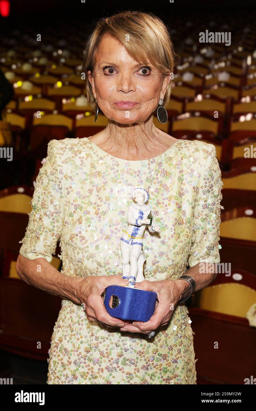 Bayerischer Filmpreis 2024 Ehrenpreisträgerin Uschi Glas posiert mit ihrem Pierrot im Anschluss ...