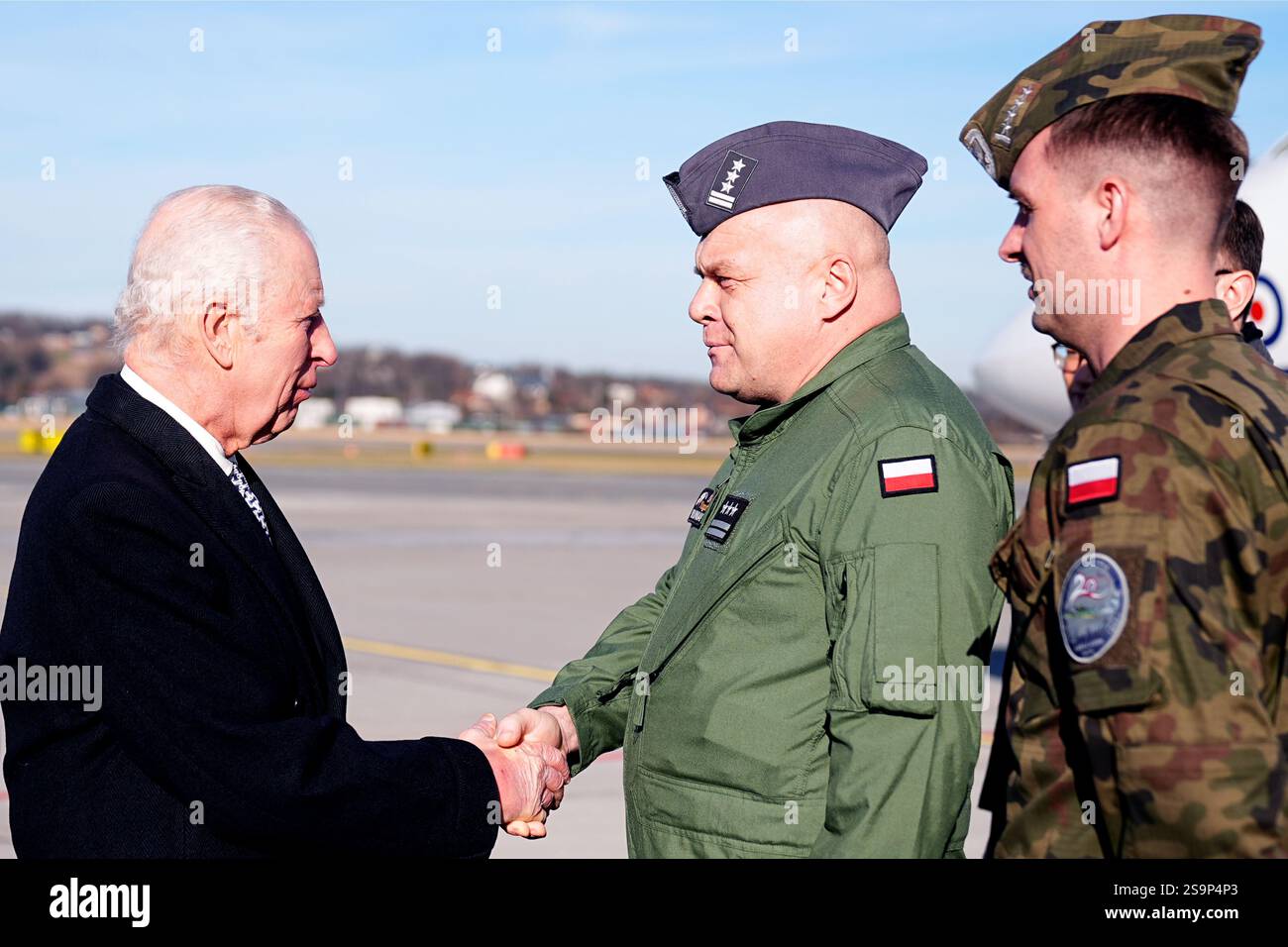 Le roi Charles III est accueilli par le colonel Byliniax, à son arrivée ...