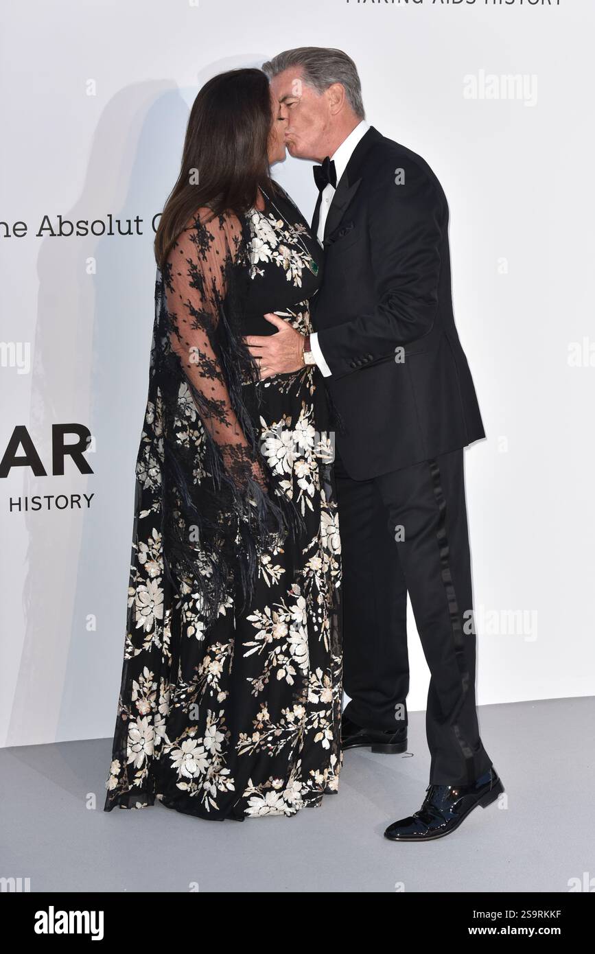 Pierce Brosnan et son épouse Keely Shaye Smitharrivals au 25e Gala ...