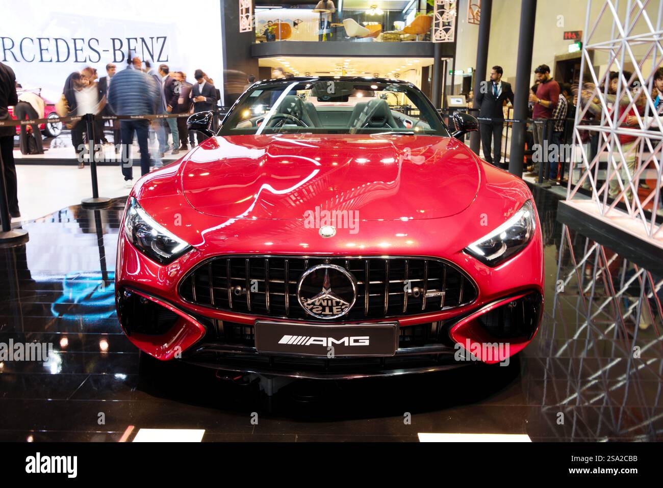 NEW DELHI - 20 JANVIER 2025 : Mercedes-Benz AMG SL 55 4Matic+ Roadster ...