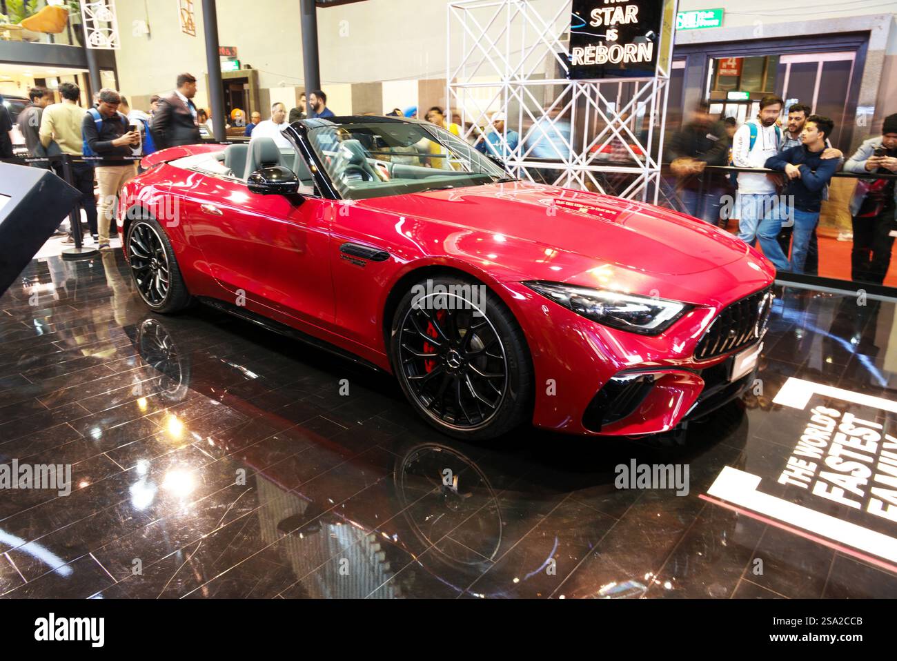 NEW DELHI - 20 JANVIER 2025 : Mercedes-Benz AMG SL 55 4Matic+ Roadster ...