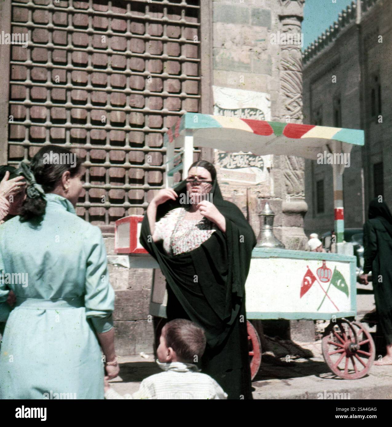 Markstand direkt BEI der Sultan-Hasan-Moschee in Kairo, Ägitten 1955 ...