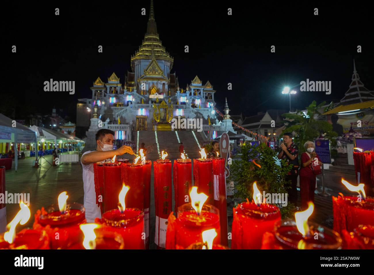 Ethnic Chinese Thai lighting joss sticks at Trai Mit Temple to ...