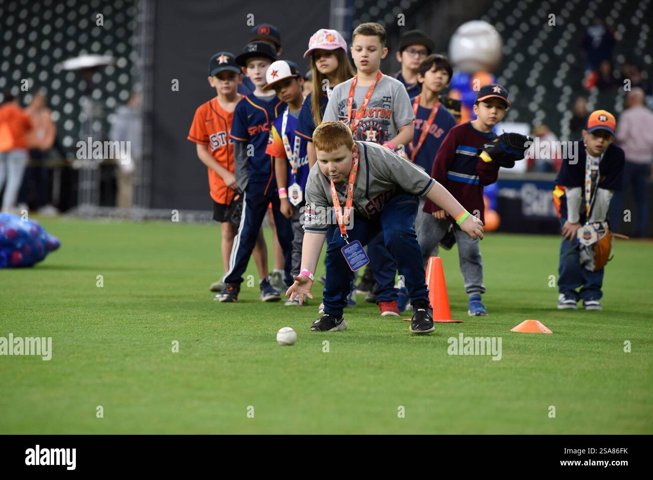 Les fans profitent du temps sur le terrain lors du Houston Astros ...