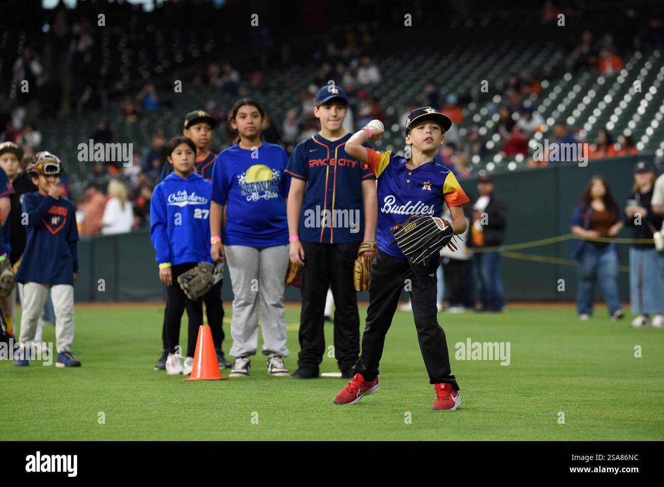 Les fans profitent du temps sur le terrain lors du Houston Astros ...