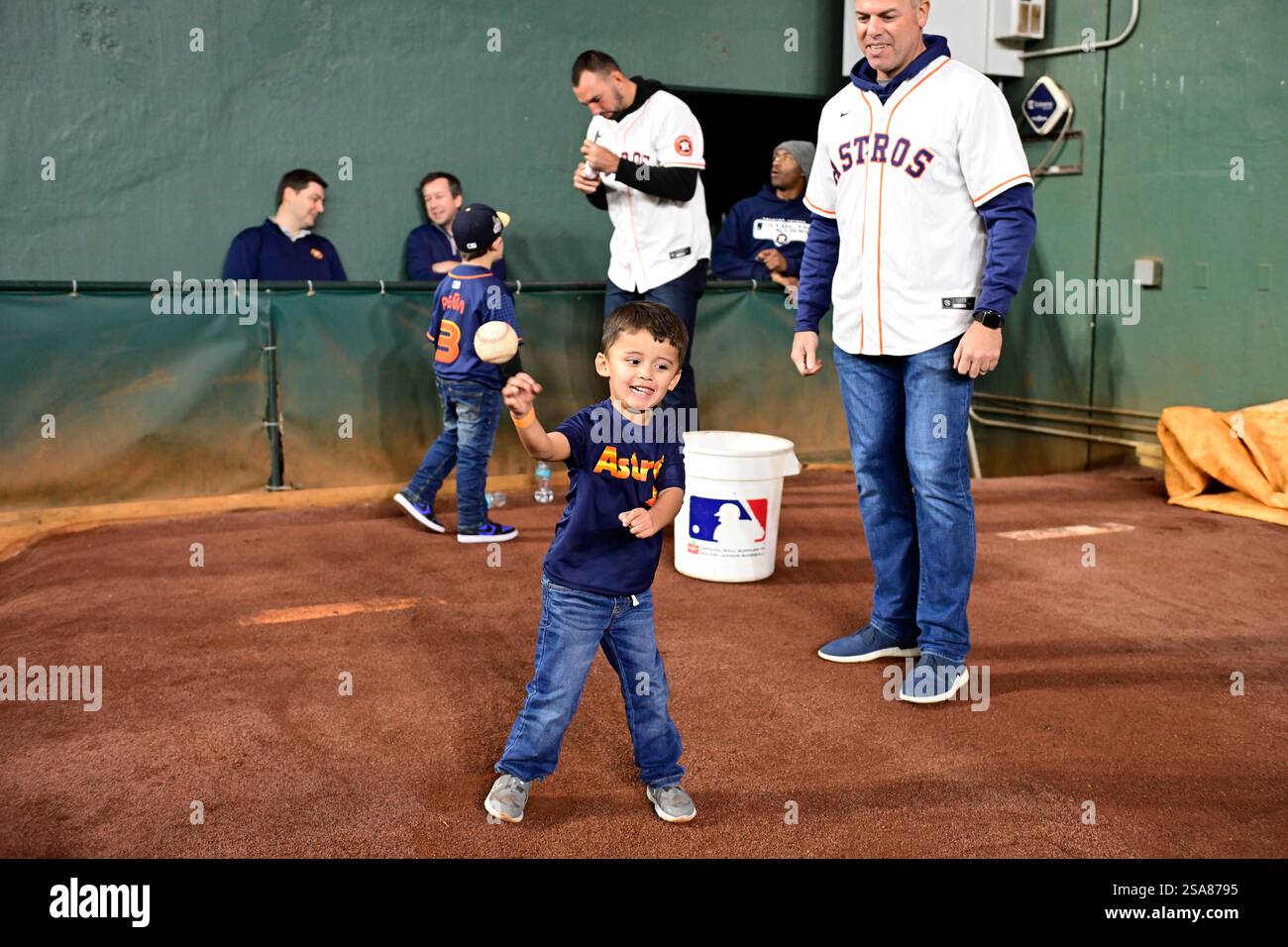 Les fans profitent du temps sur le terrain lors du Houston Astros ...