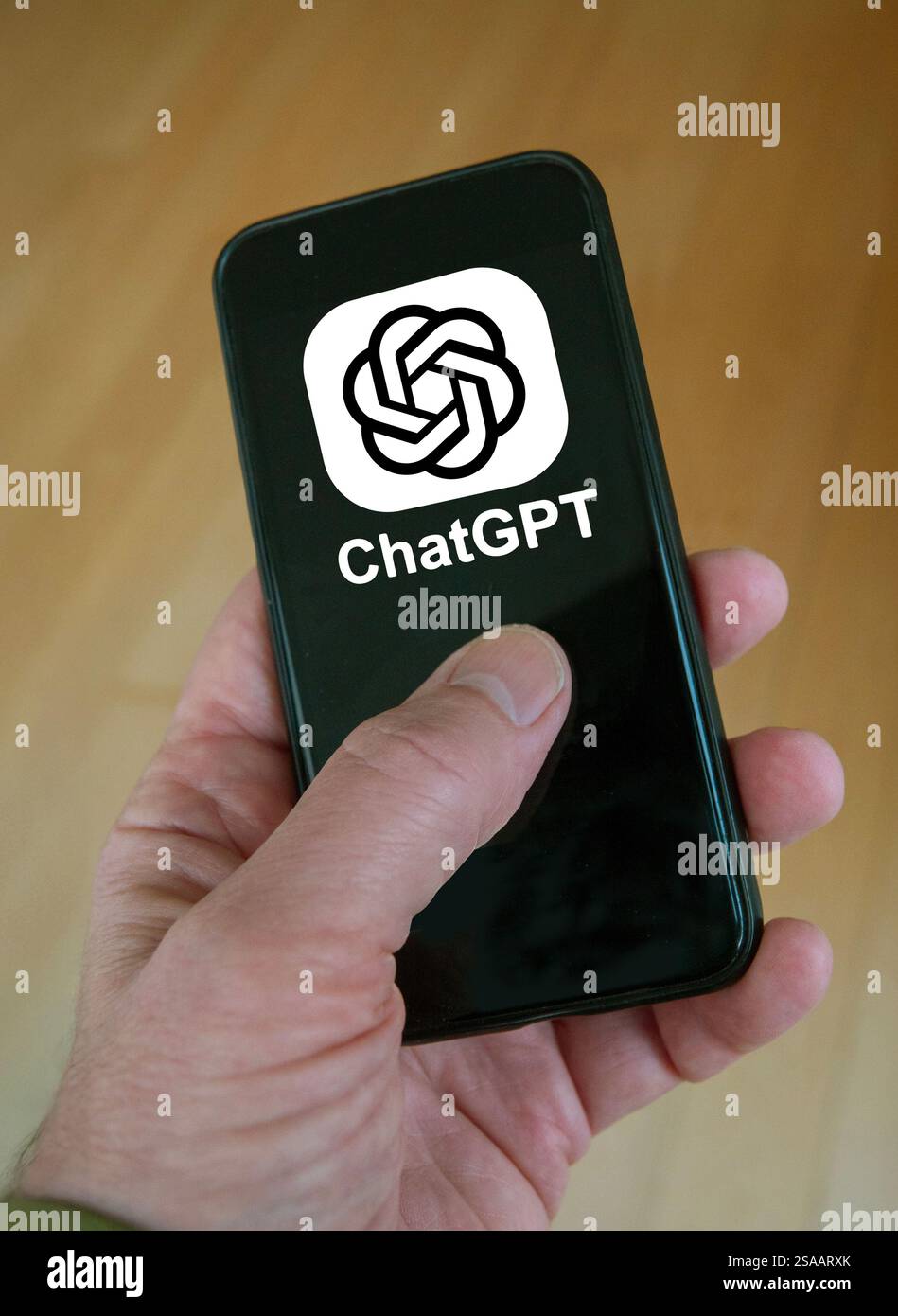 ChatGPT Open ai logo sur les écrans de smartphones tenus à la main ...