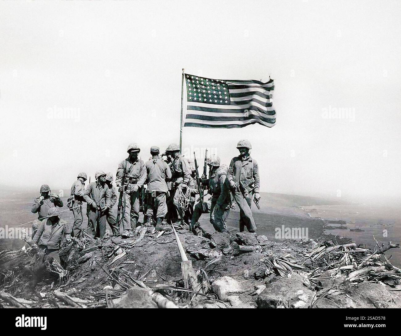 Les Marines américains de la 5e division des Marines lèvent le drapeau ...