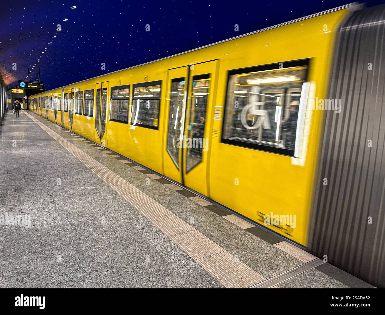 U-Bahn Zug der Berliner Verkehrsbetriebe BVG. Station Museumsinsel, U-5 Ziel Hauptbahnhof. DEU ...