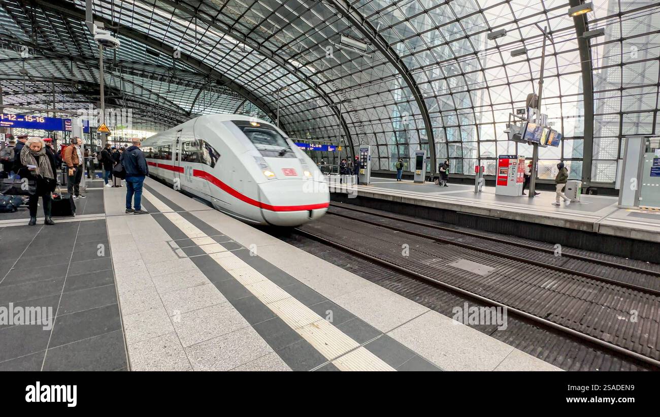 Eisenbahnverkehr à Berlin HBF Intercity Express Zug der Deutschen Bahn ...
