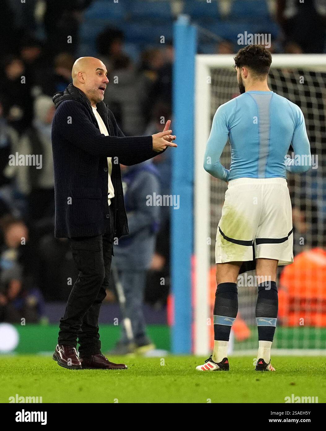 Le manager de Manchester City, Pep Guardiola, parle à son joueur Josko ...