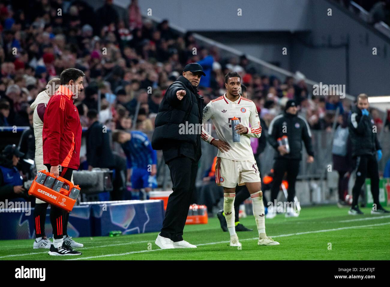 Vincent Kompany (FC Bayern Muenchen, entraîneur) Spricht mit Michael ...