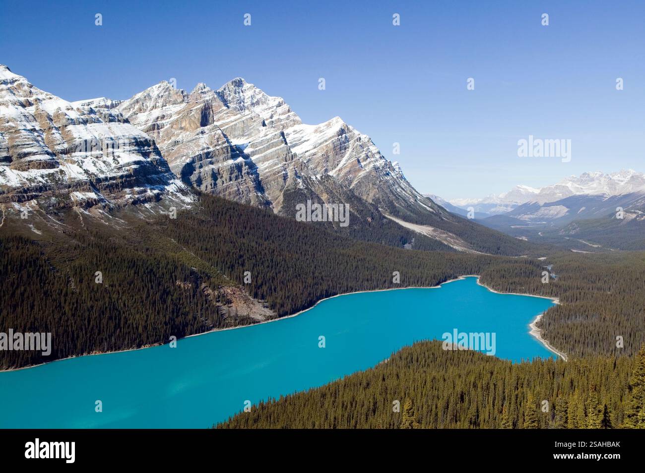 Le lac Peyto est un lac alimenté par un glacier situé dans le parc ...