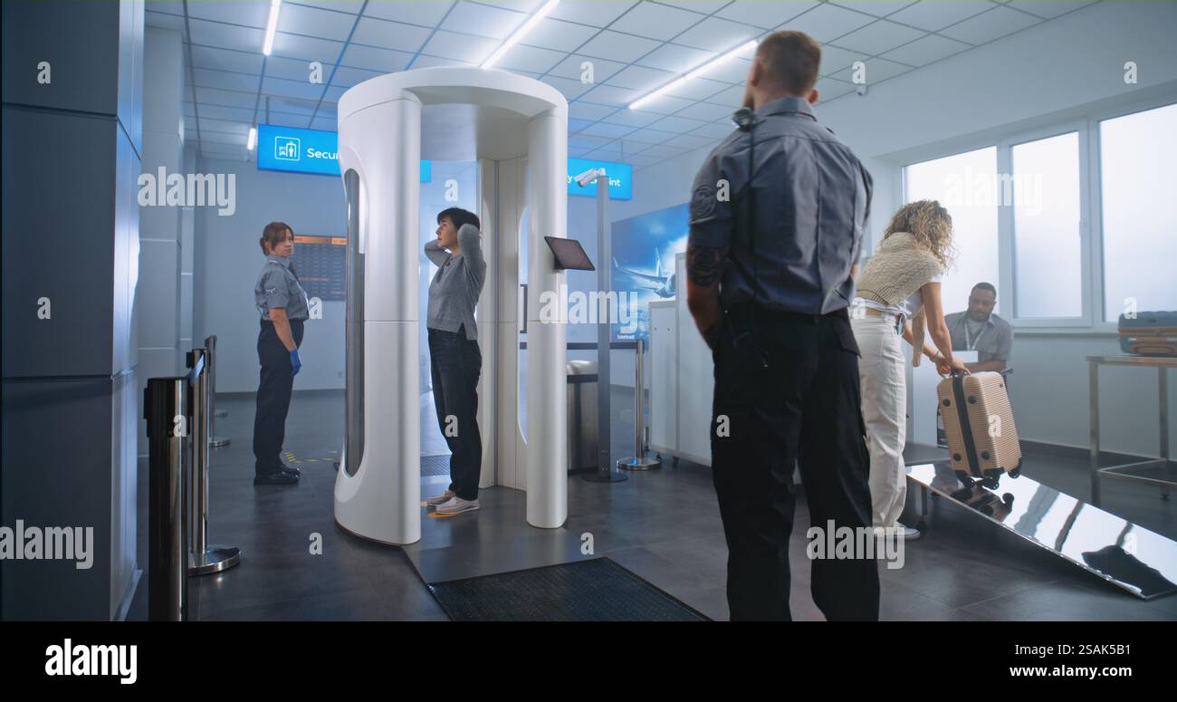 Contrôle de sécurité à l'aéroport : divers passagers passant par le ...