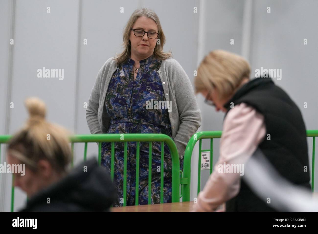 La candidate Alice Mary Higgins regarde alors que le dépouillement des ...