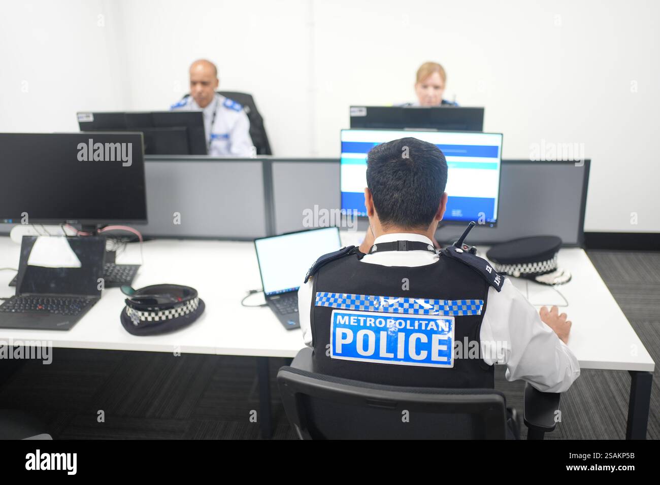 Agents de police travaillant au nouveau carrefour policier innovant du ...